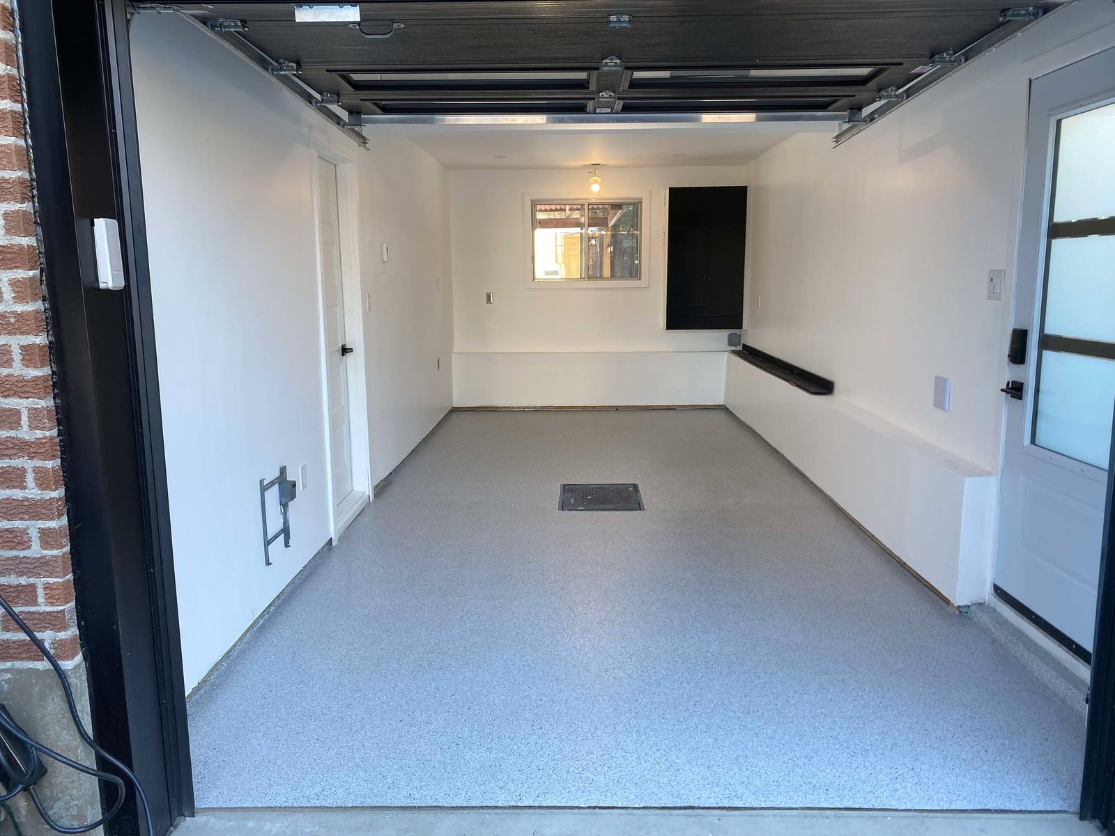 Plancher en époxy gris clair pour garage moderne