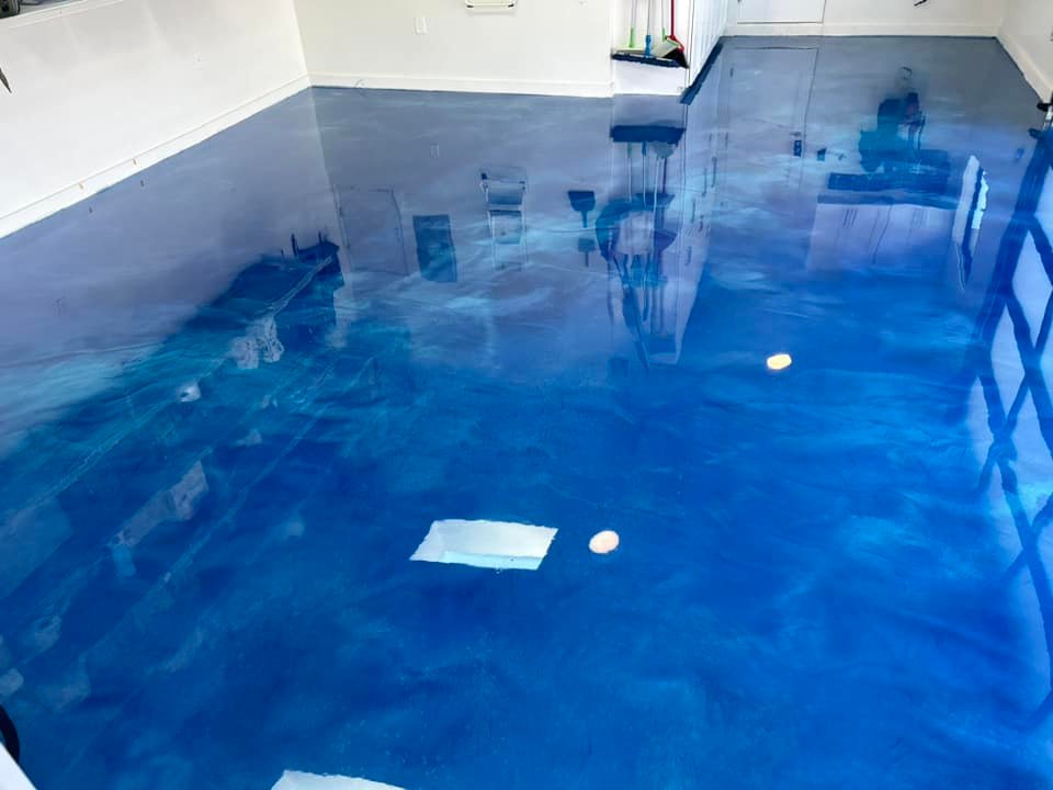 Plancher en époxy bleu métallique audacieux